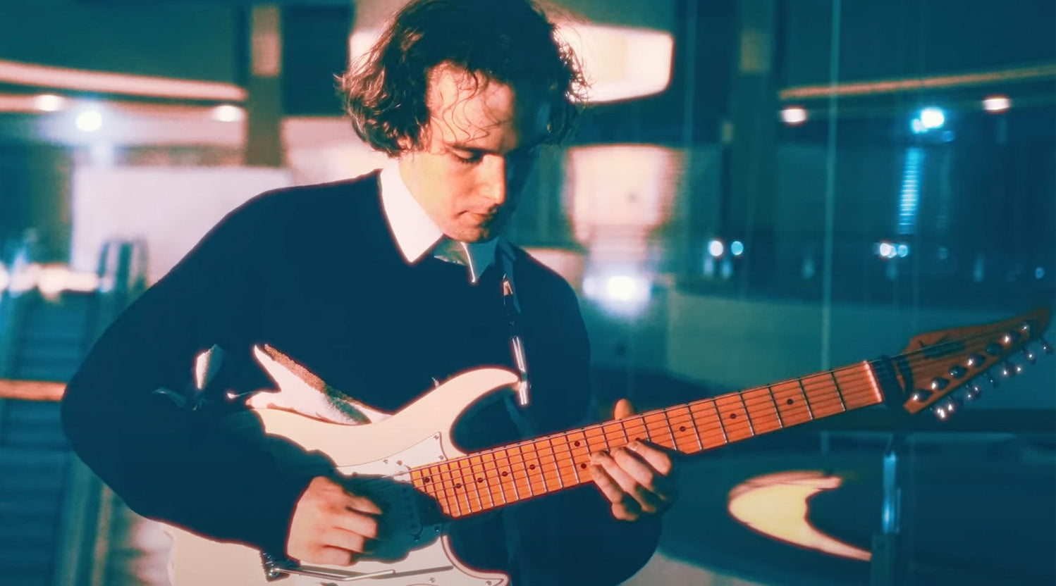 AVRALIZE Mindfully Shift Direction With "close to you" – Vola Guitars
